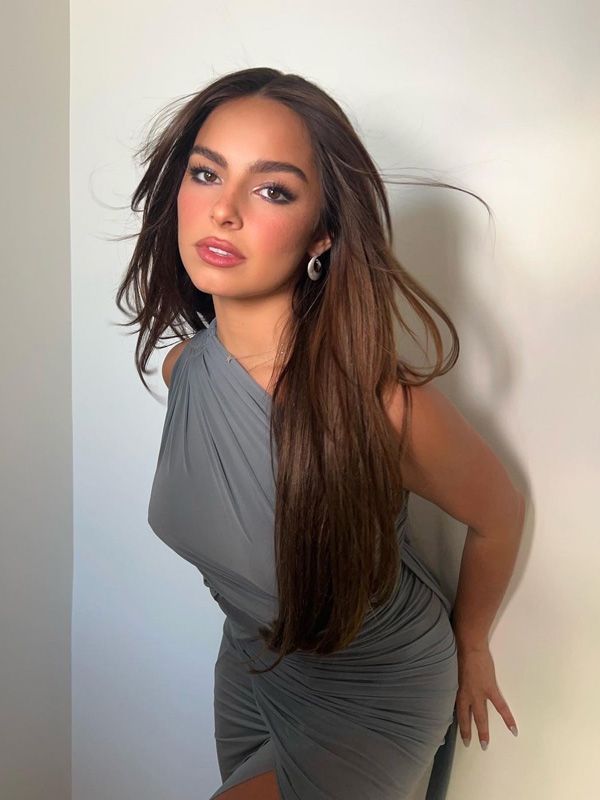 El vestido drapeado que une a la embajadora de la Generación Z con el ...