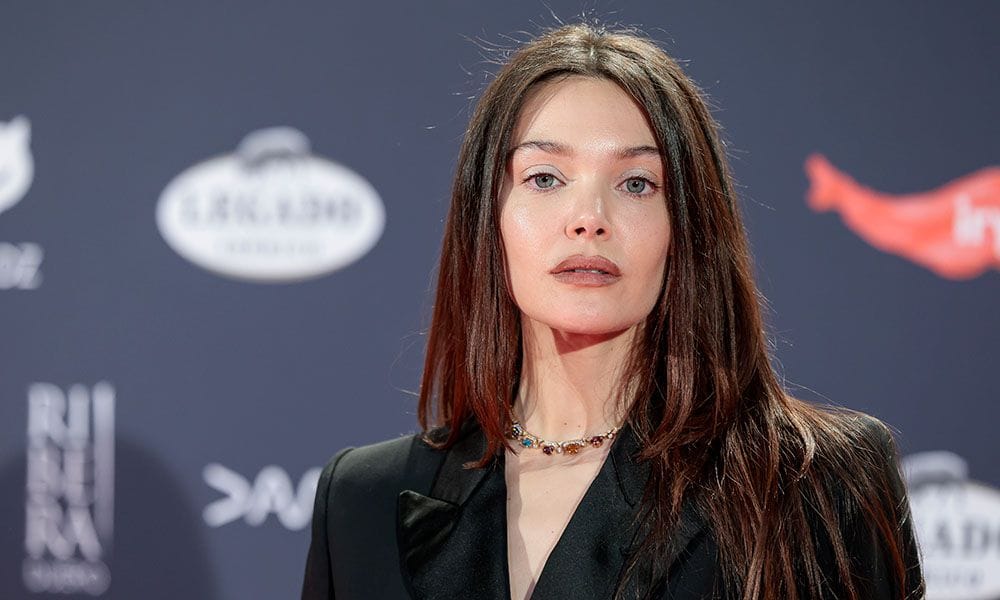 Ana Rujas sorprende en los Feroz con un original 'traje-vestido'