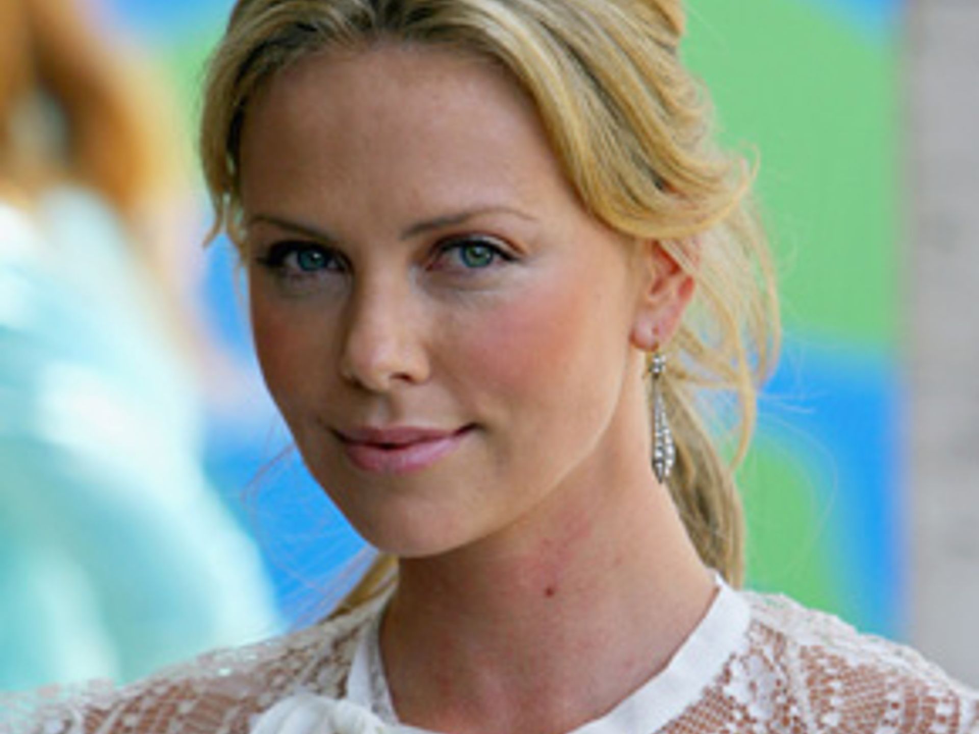 Fondo De Pantalla De La Actriz Charlize Theron 100+] Fondos De Fotos