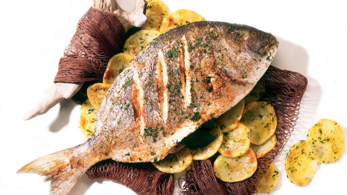 Sargo entero frito con patatas asadas