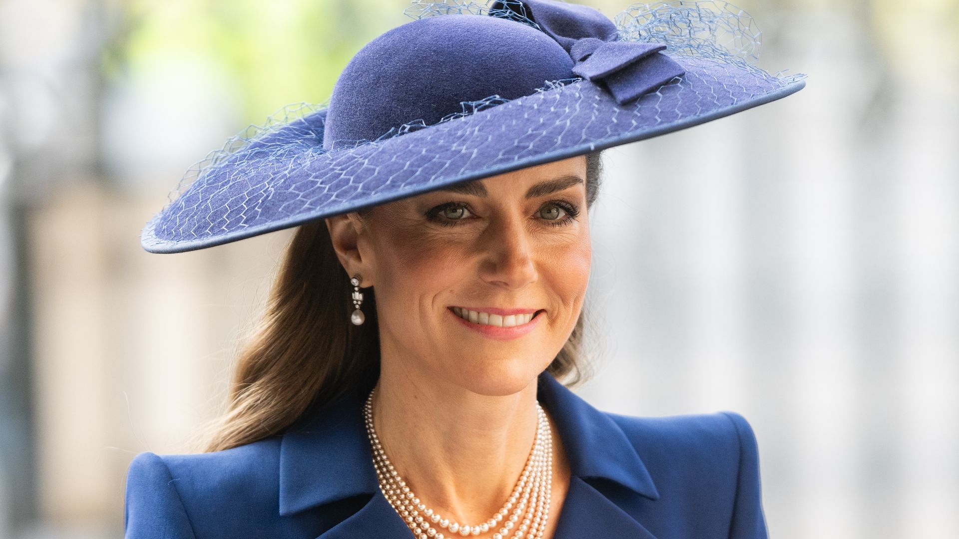 Kate Middleton, con pendientes de Isabel II, muestra su imagen más ...