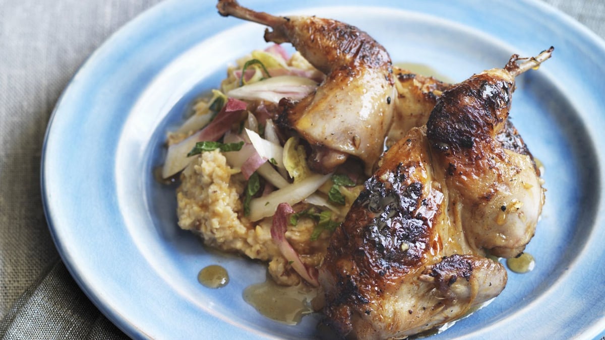 Codornices marinadas asadas con puré de apionabo