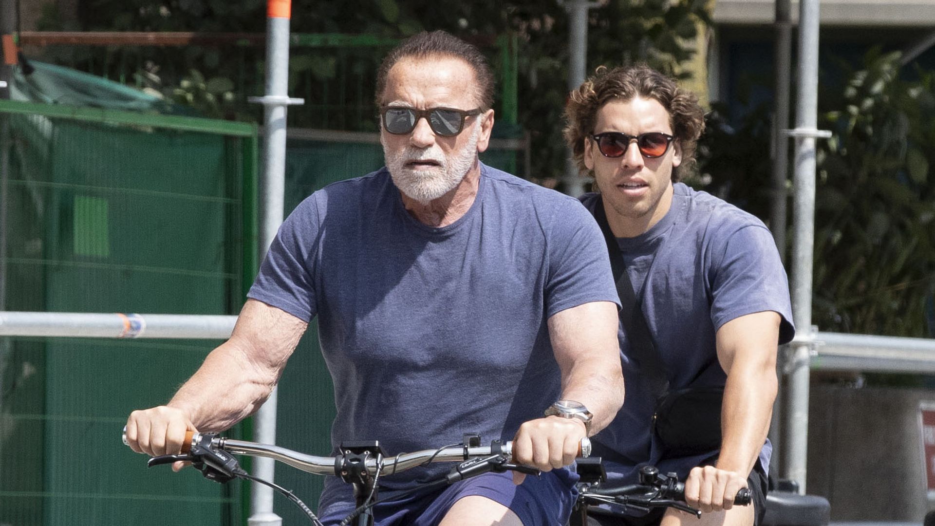 Arnold Schwarzenegger se divierte en bicicleta junto a su hijo, Joseph ...