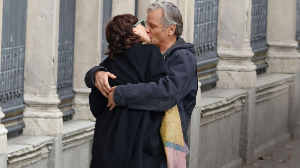 Ariadna Gil y Viggo Mortensen su beso de película, en las calles de Madrid, tras 14 años juntos