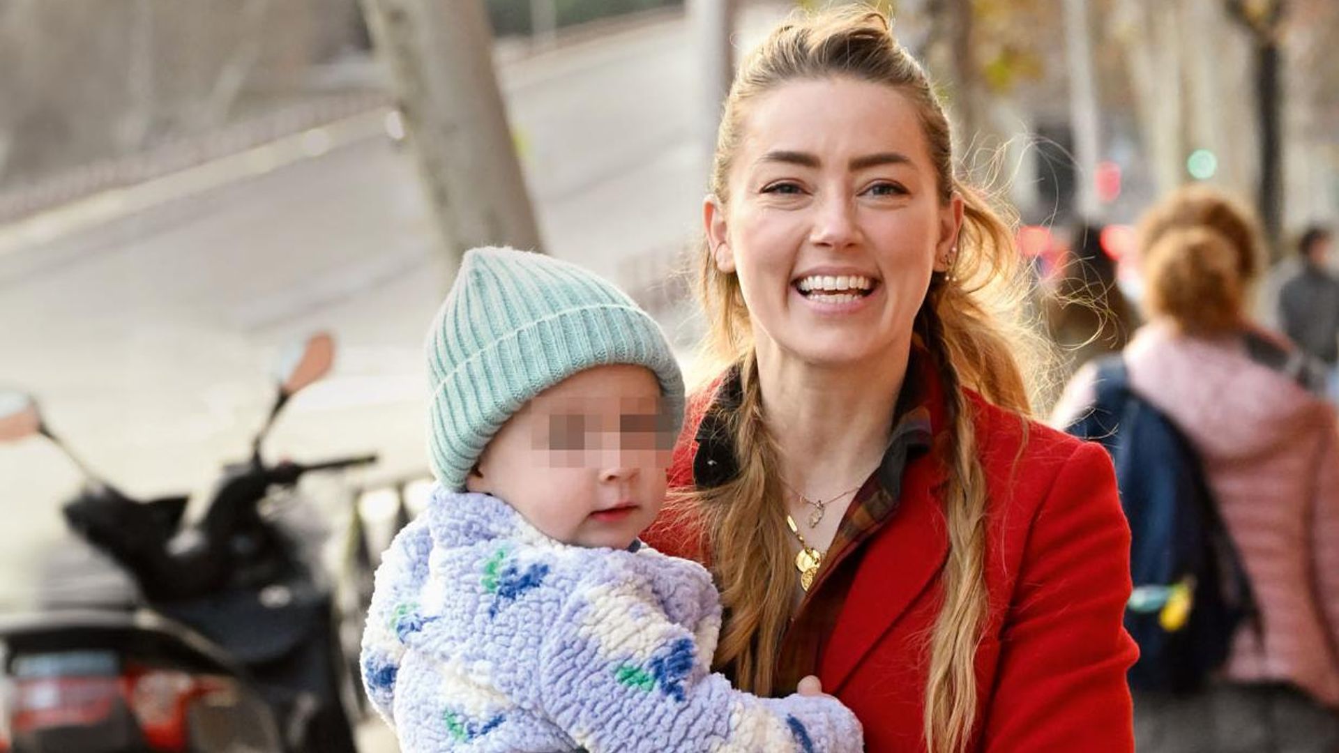 Amber Heard y su hija, Oonagh Paige, cada vez más integradas en España