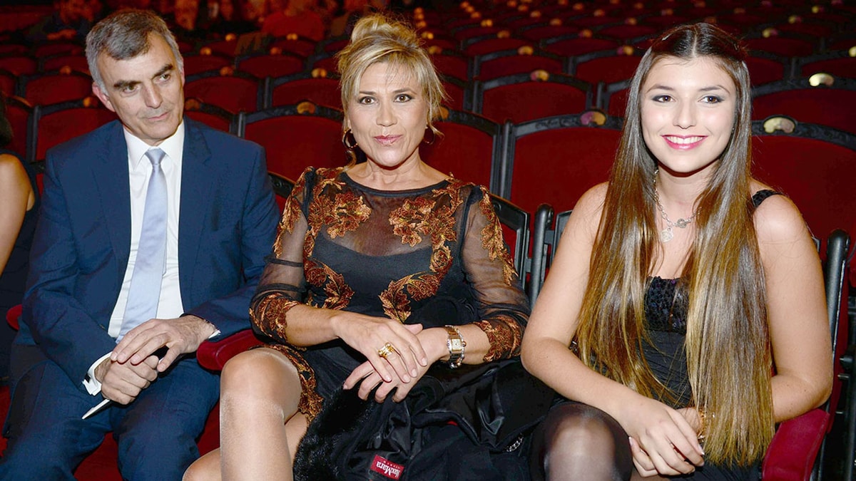 Julia Otero cumple 65 espléndidos años, feliz junto a los doctores de ...