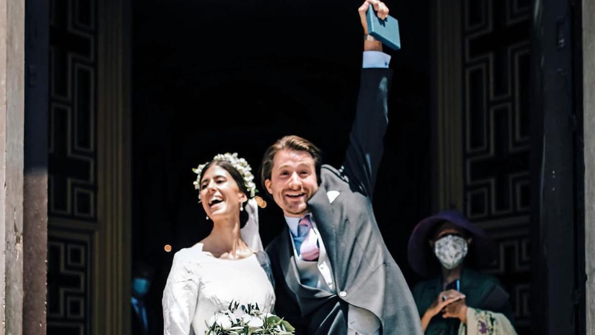 Manuela, la novia que lució dos vestidos y una corona de flores