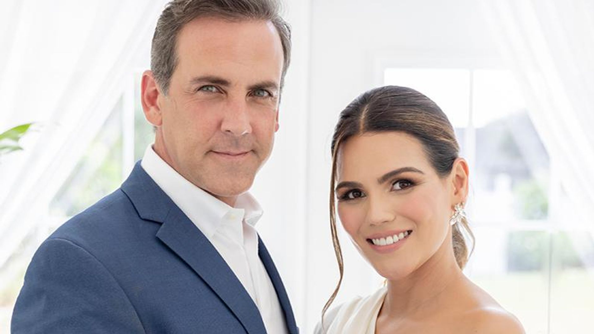 Carlos Ponce y Karina Banda dan la bienvenida a un nuevo miembro en la ...