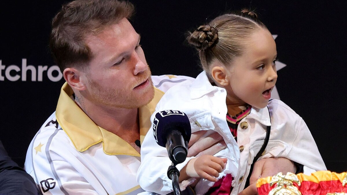 El Canelo, cobijado por su mejor porra, su hija María Fernanda | ¡HOLA!