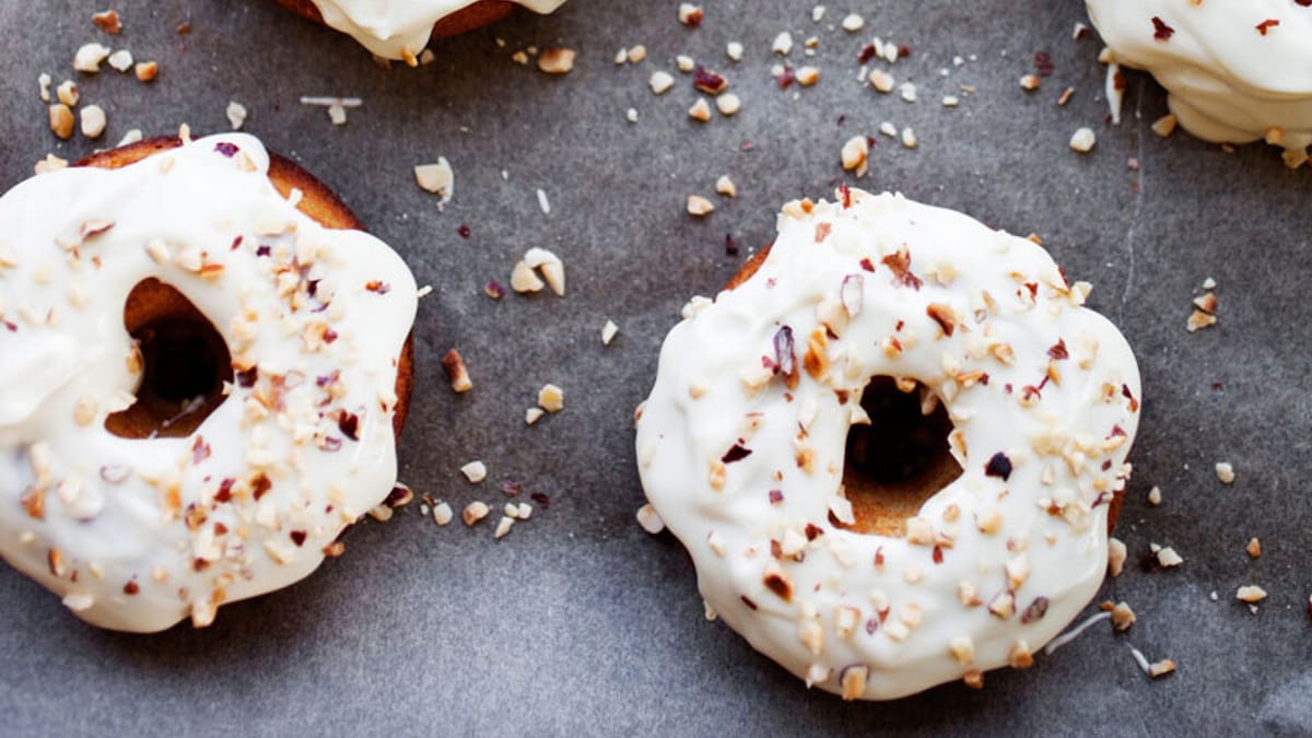 Dónuts con chocolate blanco y avellanas