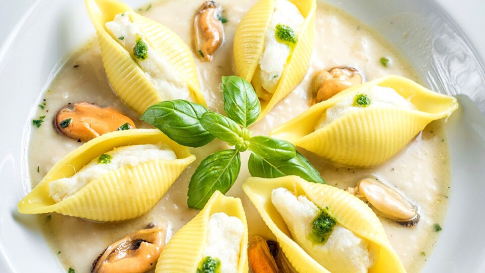 Conchas rellenas de 'mousse' de caballa y crema de mejillones