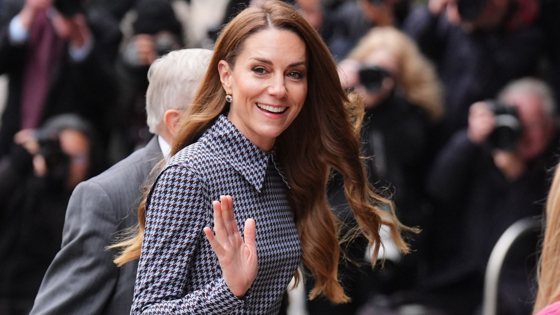 Kate Middleton dice 'adiós' al uniforme y recupera su vestido con ...