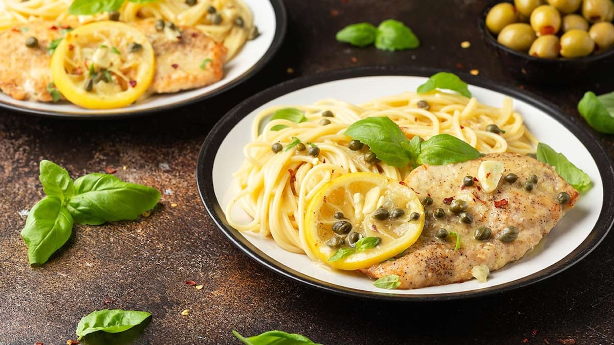 'Piccata' de pollo con vino blanco, limón y alcaparras y pasta