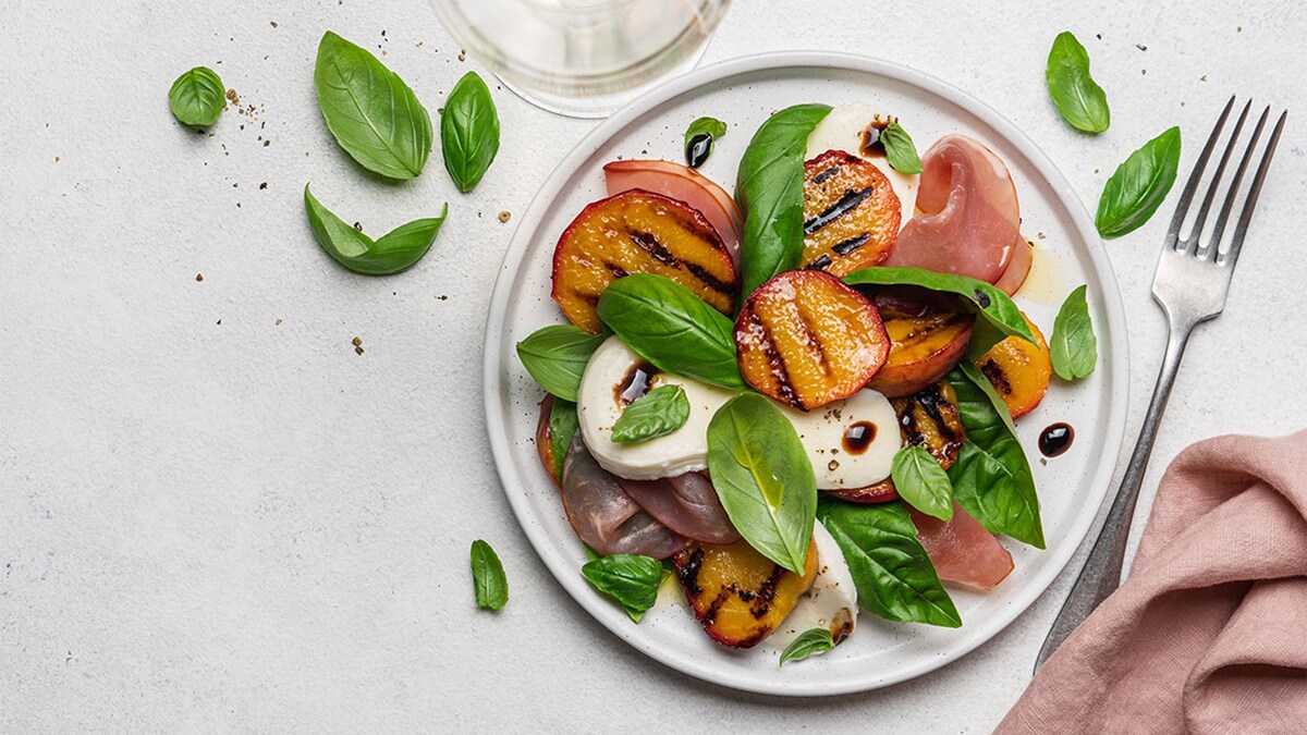 Ensalada de melocotón con mozzarella y jamón de Parma