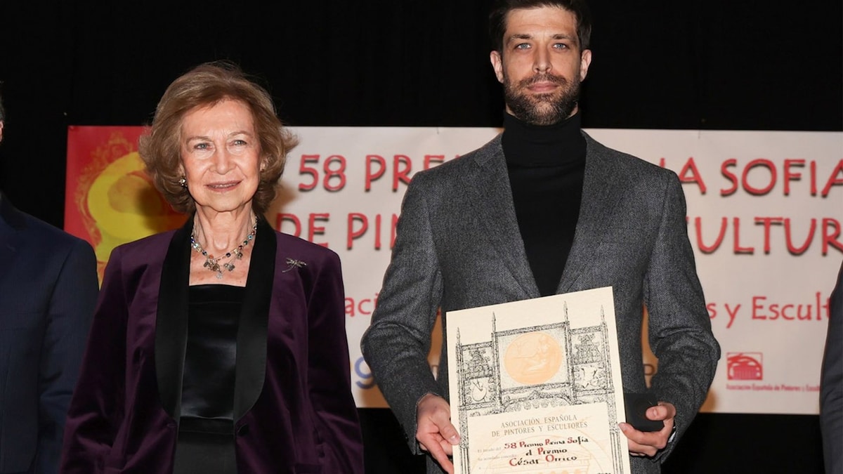 La reina Sofía premia al escultor César Orrico