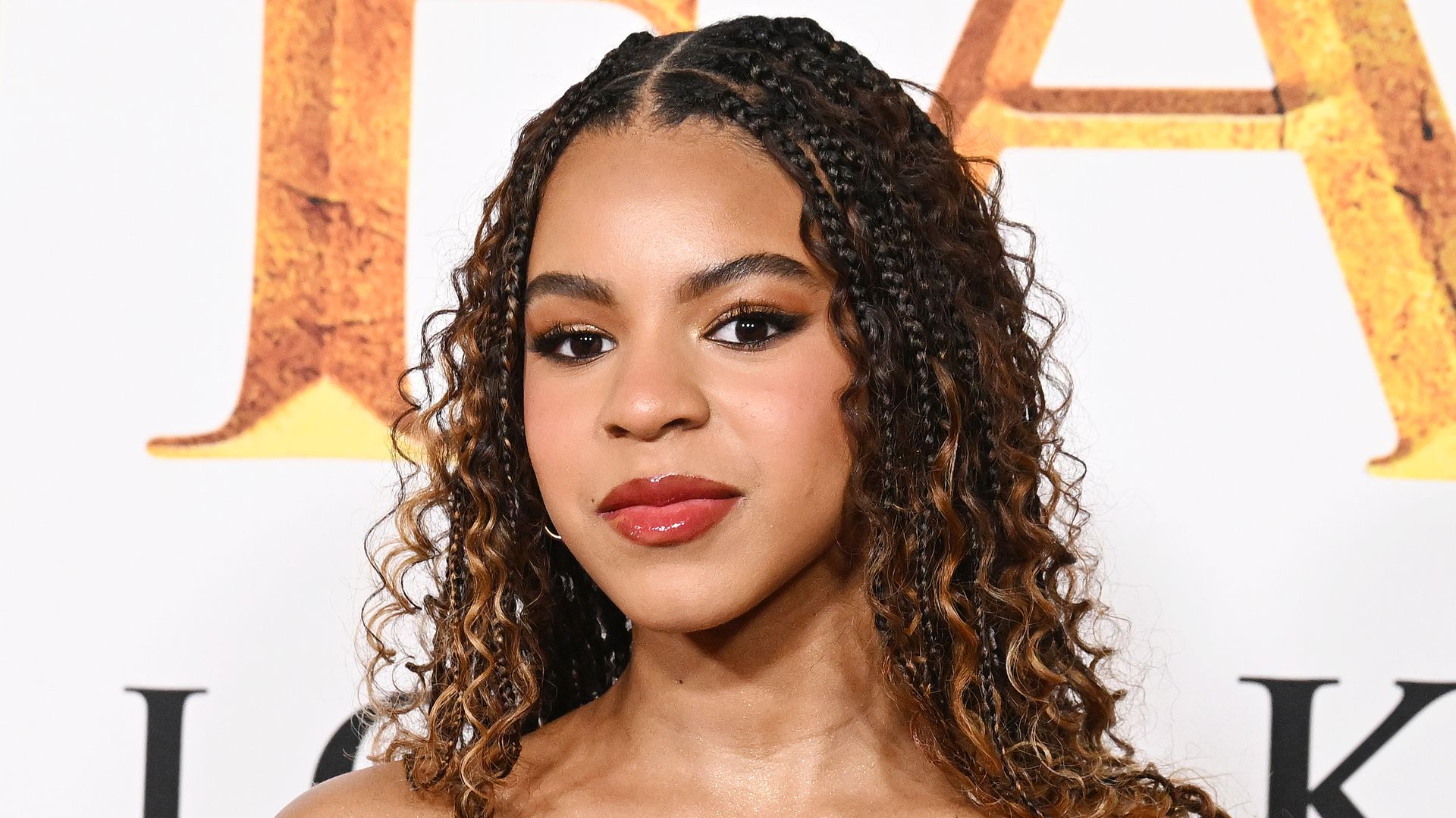 Blue Ivy impacta con su melena salvaje y un vestidazo dorado en el ...