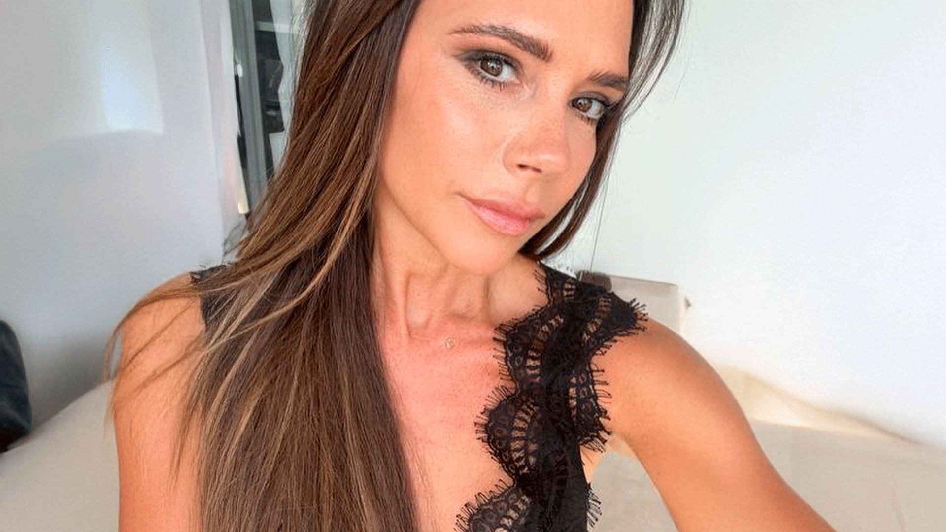 Victoria Beckham (51): "Siempre uso lápiz de ojos blanco en la línea de ...