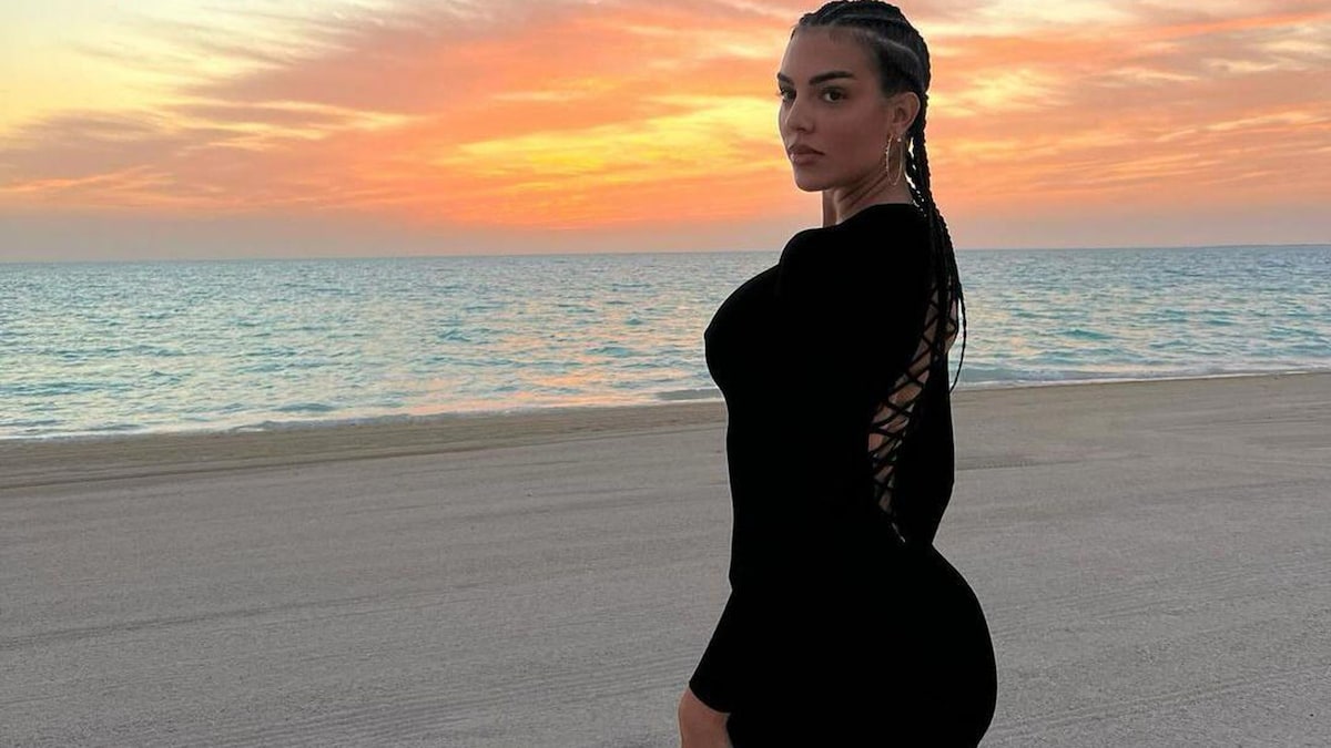 Georgina Rodriguez sorprende con su look en la playa | ¡HOLA!