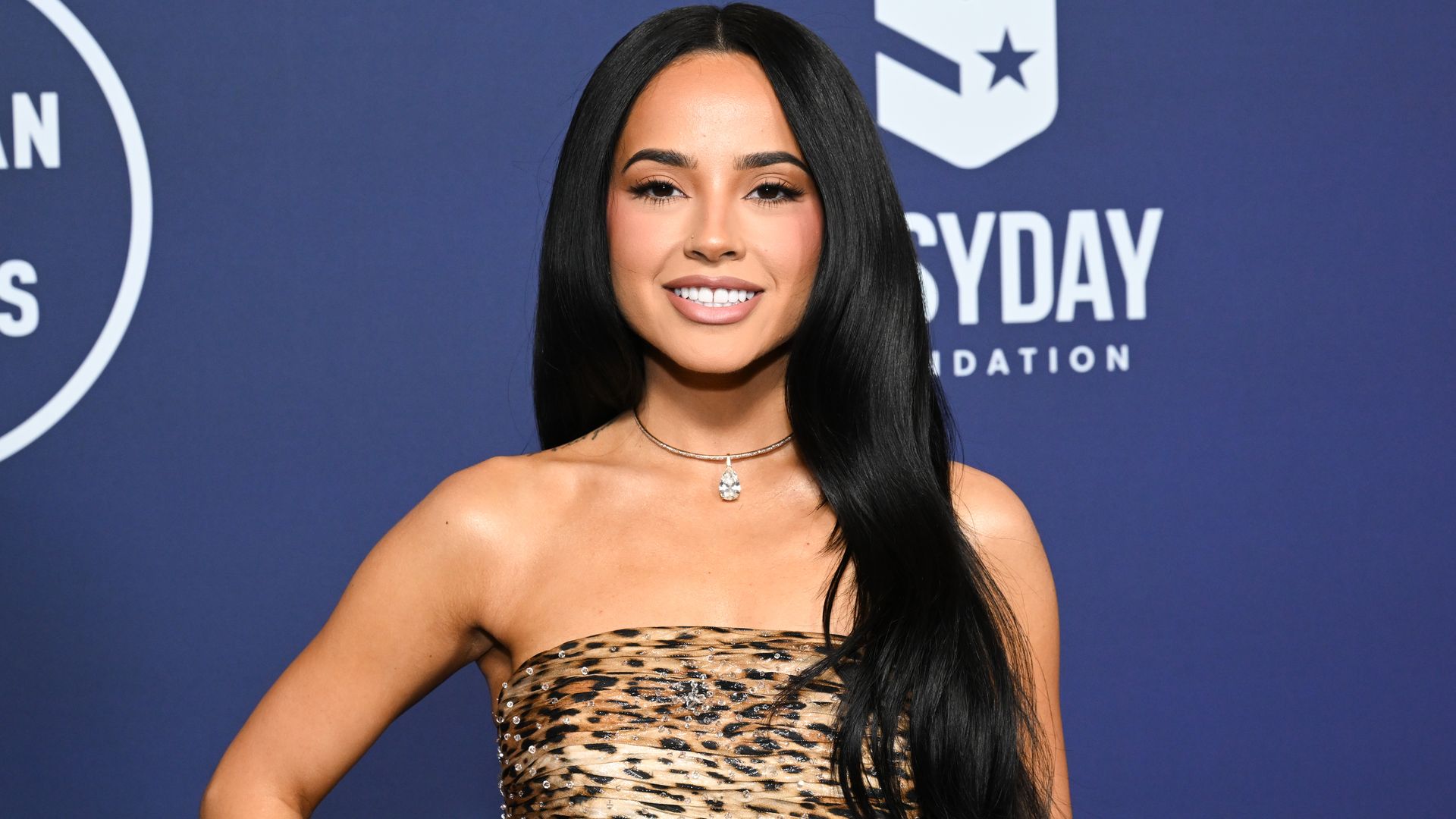 Becky G conquista los AMA's 2025 con un llamativo 'look' de 'animal ...