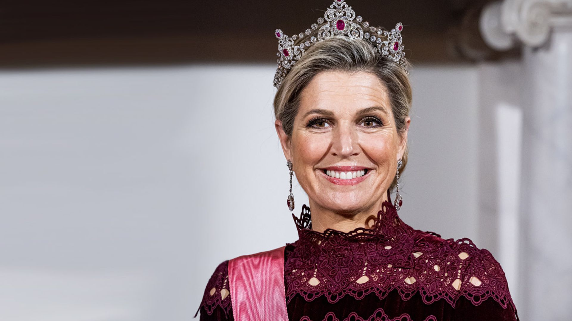 Máxima de Holanda y un look de gala con tiara de rubíes y vestido de encaje