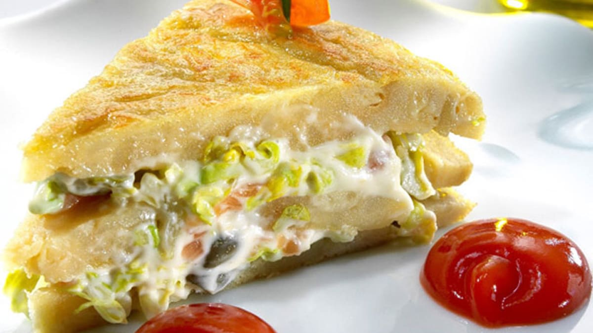 Pincho de tortilla española rellena con ensalada de salmón ahumado