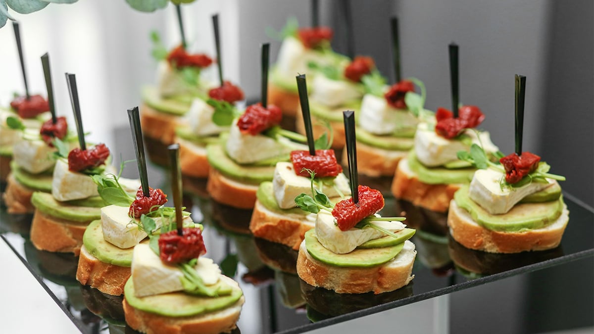 Canapés de aguacate, queso brie y tomates secos