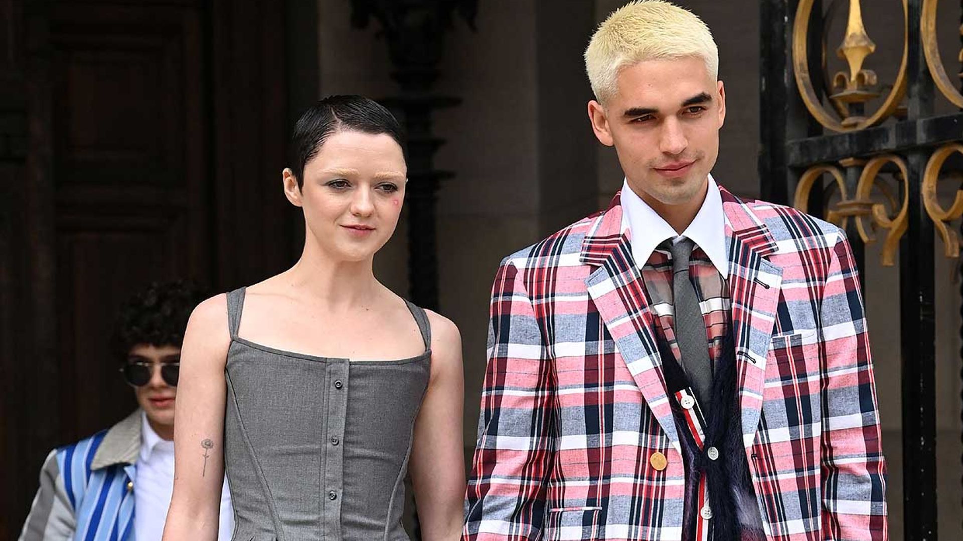 Maisie Williams y Reuben Selby deslumbran en la Semana de la Moda de París