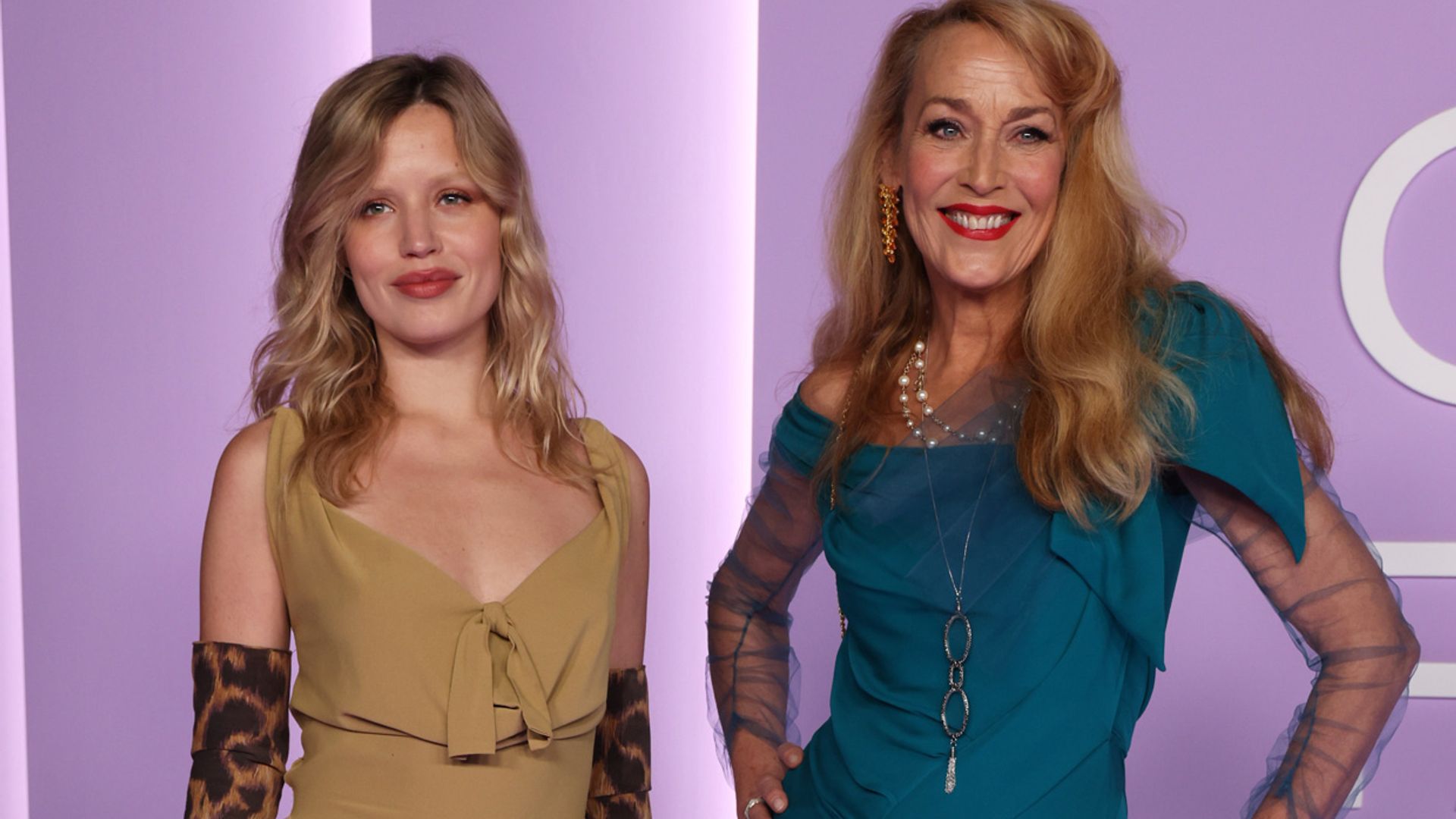Georgia May Jagger y su madre, Jerry Hall, en los Green Carpet Fashion ...