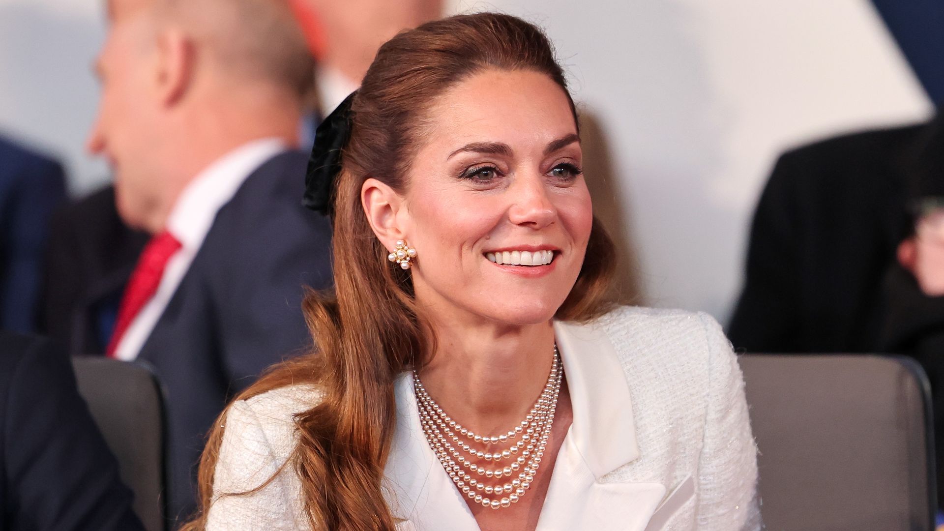 Lazo XXL, perlas… Kate Middleton rescata su faceta más romántica en su ...