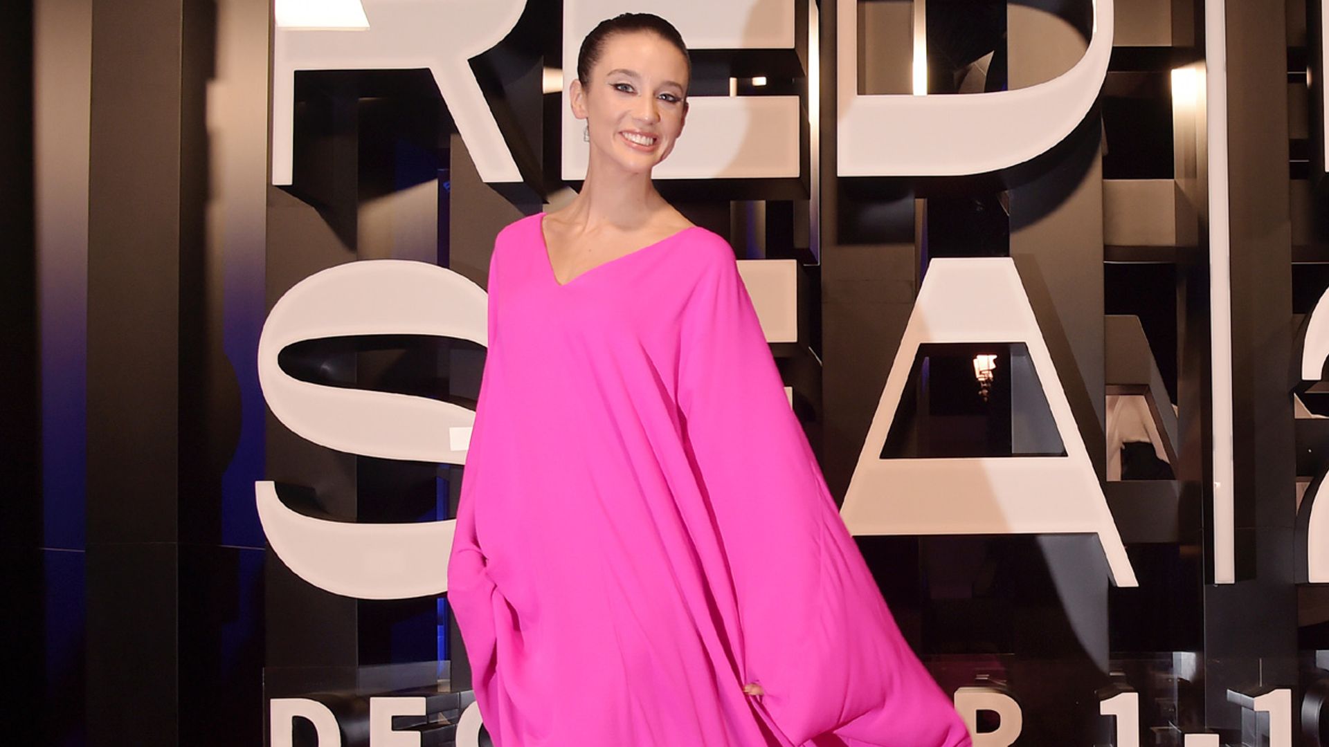 María Pedraza se atreve con las súperplataformas de Anne Hathaway