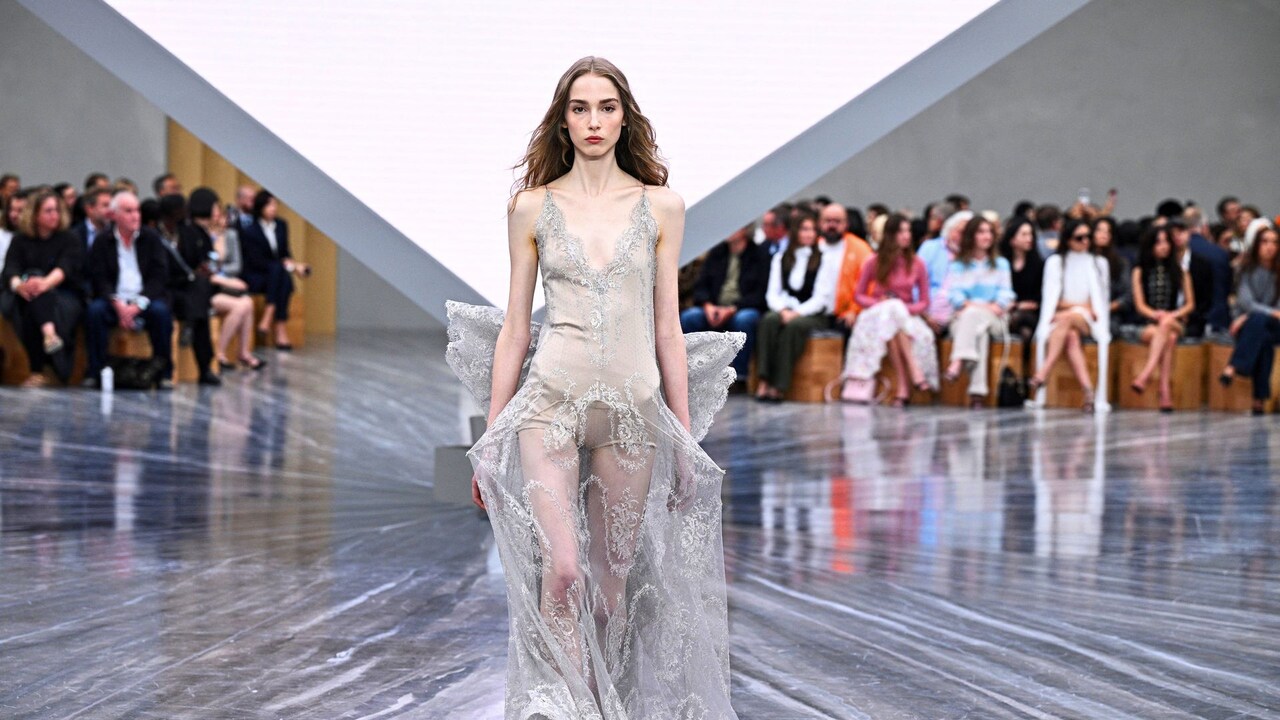 Jonathan Anderson firma su primer desfile femenino en Dior con un poema ...