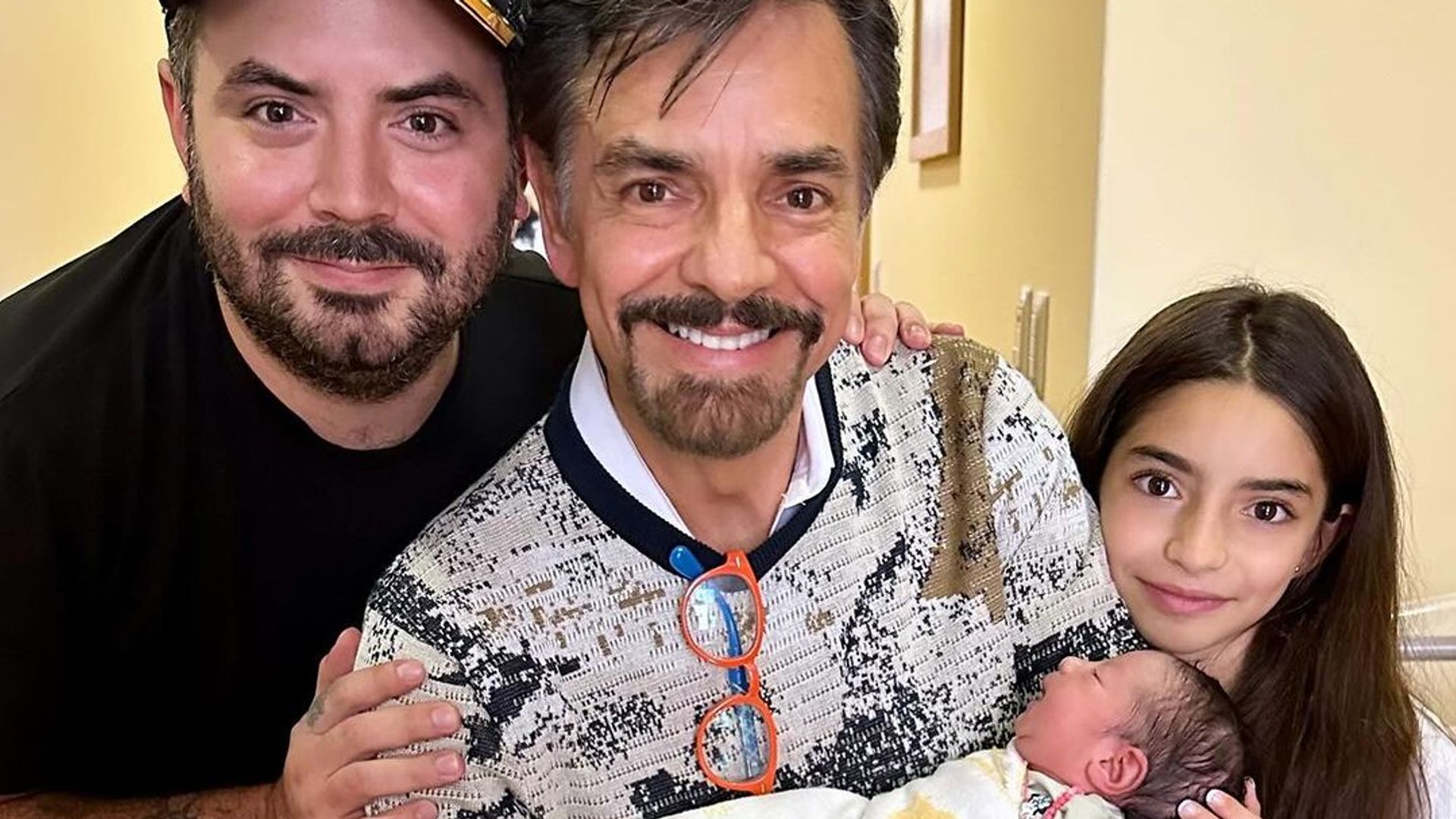 Eugenio Derbez comparte su primer posado con su segunda Nieta Tessa ...