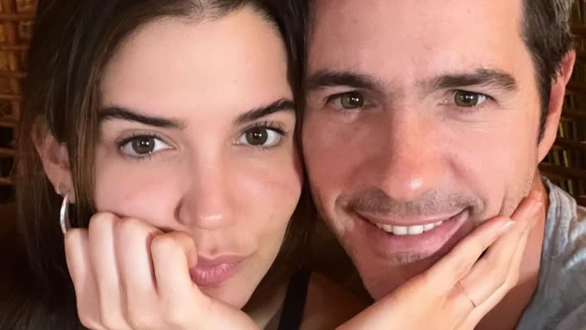 La novia de Mauricio Ochmann posa enamorada junto al actor | ¡HOLA!