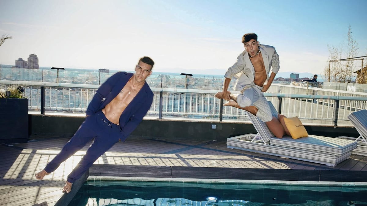 Mario y Óscar Casas posan para ¡HOLA! como nunca antes los habíamos visto