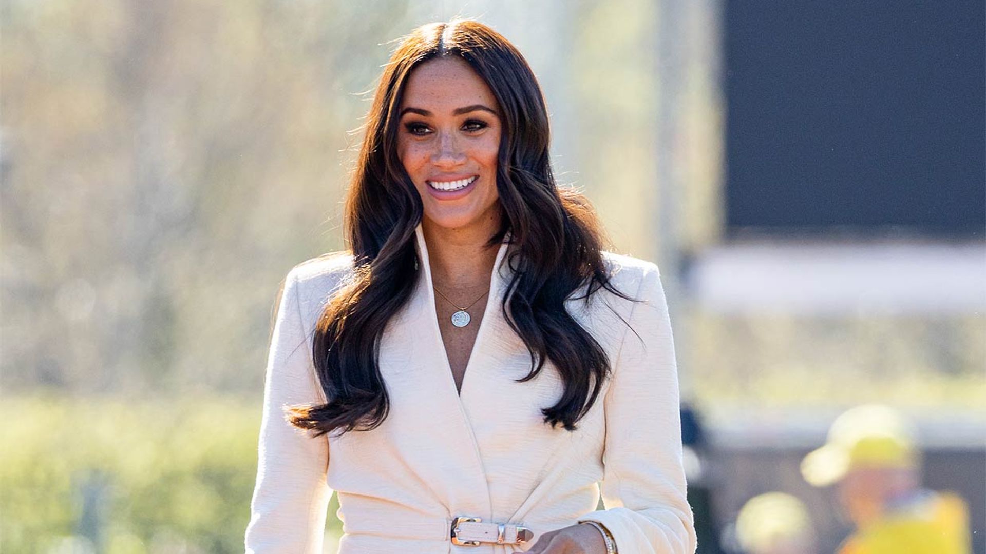 Meghan Markle habla de su etapa como azafata de televisión en una ...