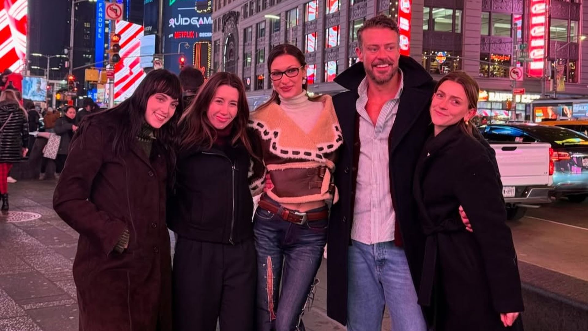Bella Hadid celebra su nuevo éxito empresarial en Times Square con ...