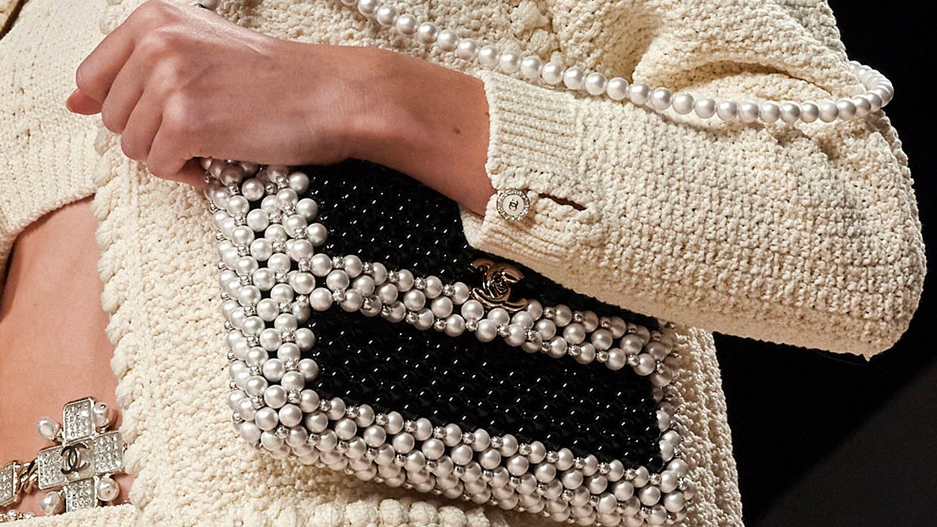 Cómo llevar accesorios con perlas este verano