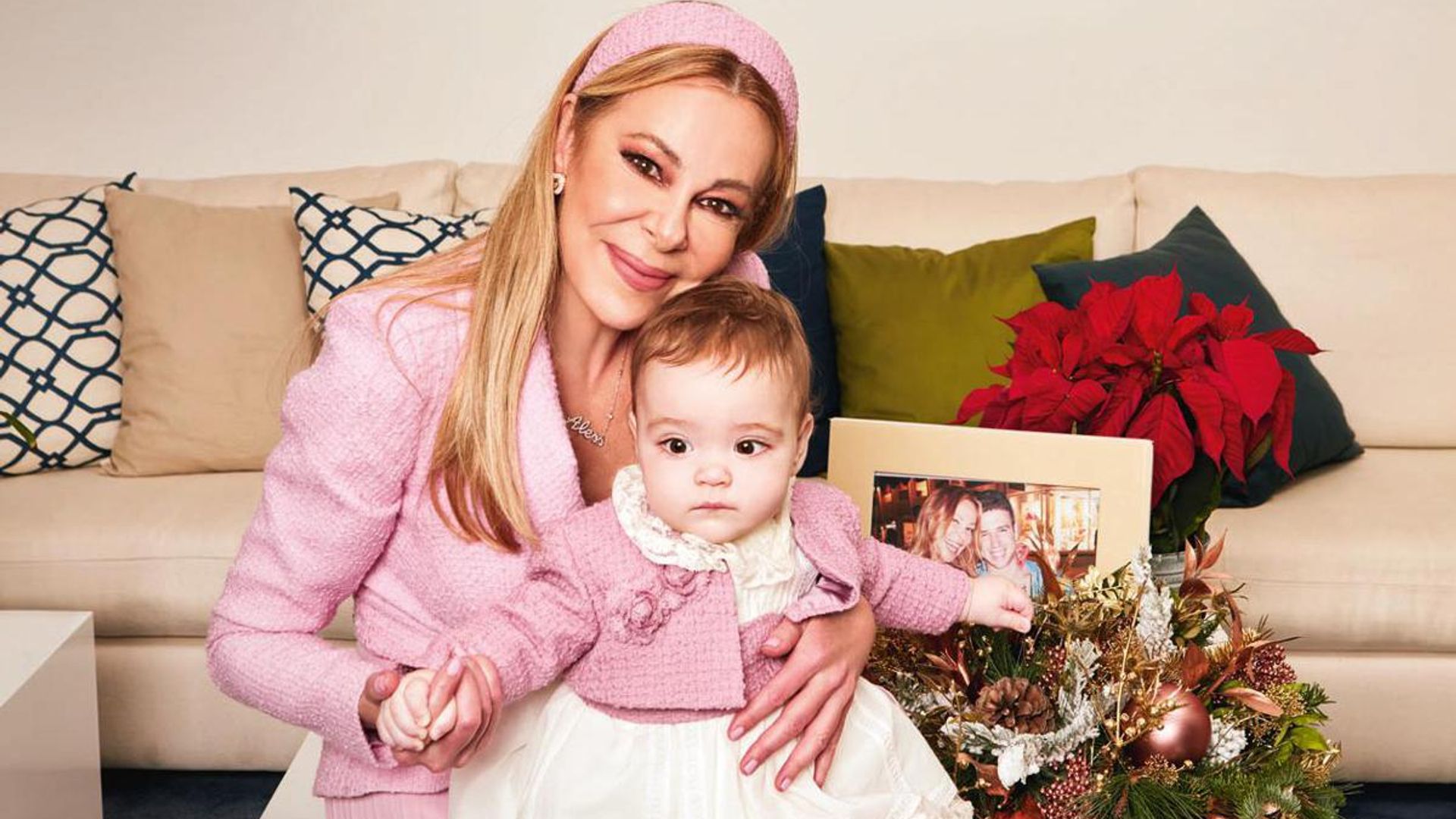 Ana Obregón y Anita, el 'twinning' de abuela y nieta en su día más especial