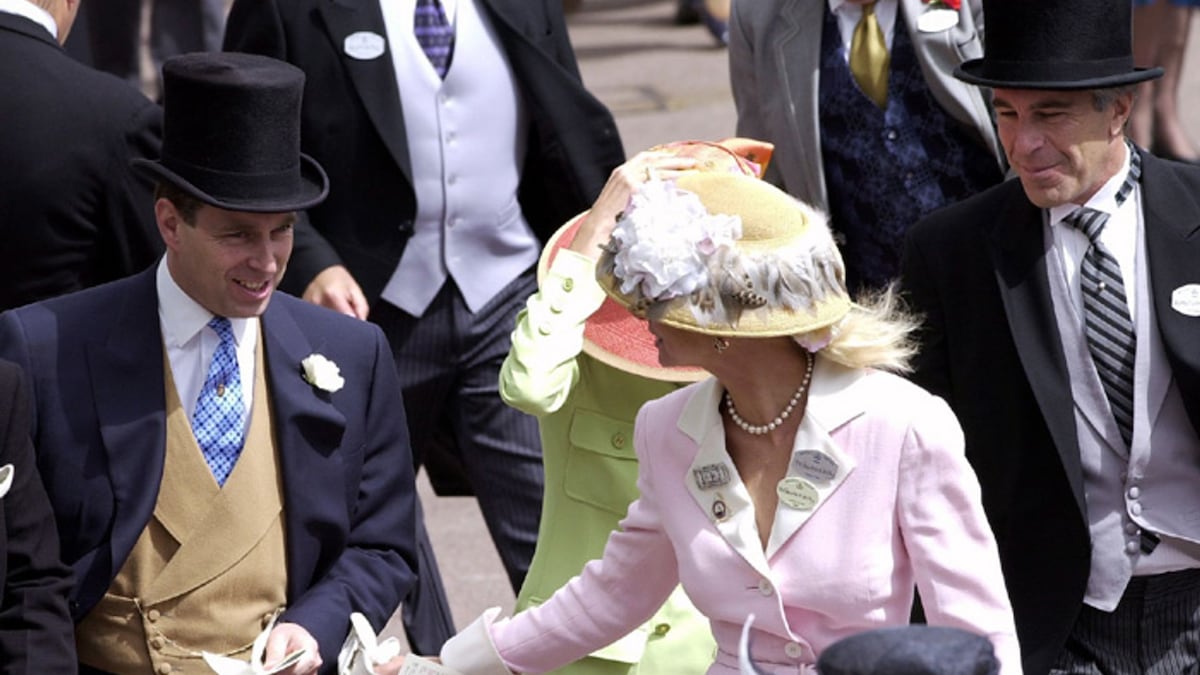 El mensaje que no tuvo que leer Isabel II: se filtra un escandaloso correo entre el príncipe ...