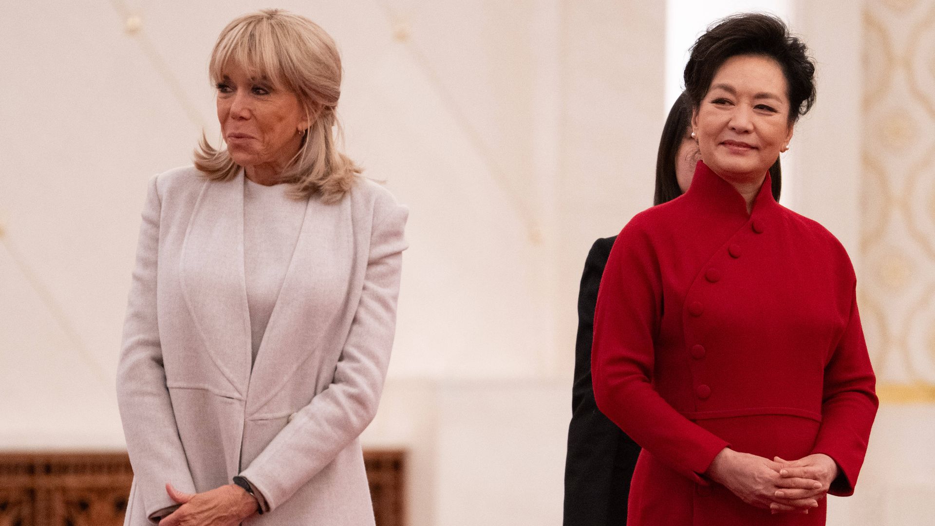Nuestra experta analiza los looks de Brigitte Macron y Peng Liyuan en ...