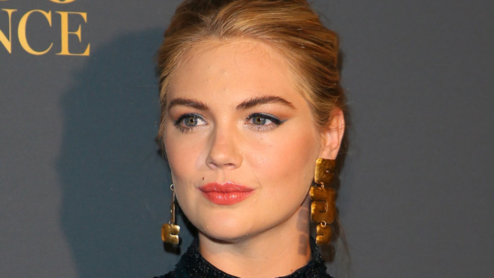 Kate Upton apuesta por las lentejuelas para lucir sus primeras curvas ...
