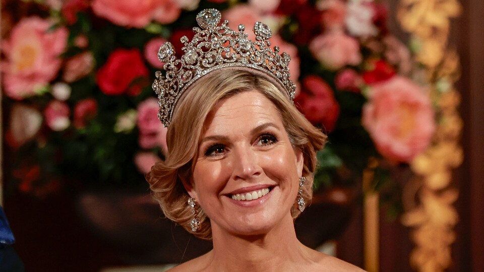 Máxima impacta con un vestido de escote viral y la tiara más valiosa
