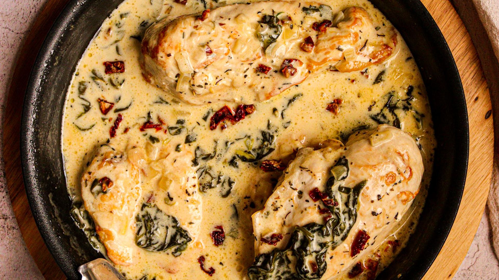 Pollo cremoso con espinacas