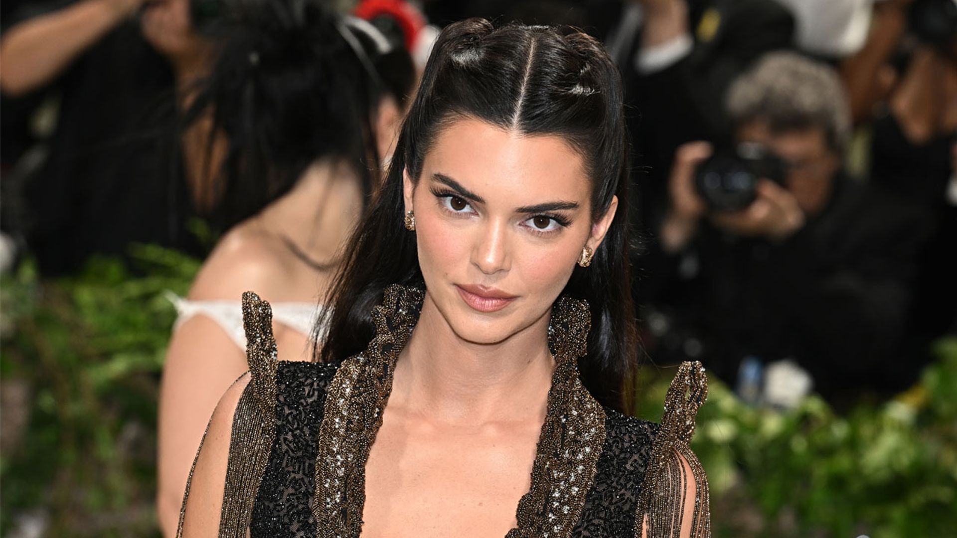 Los tres looks con escote imposible de Kendall Jenner en la MET Gala 2024
