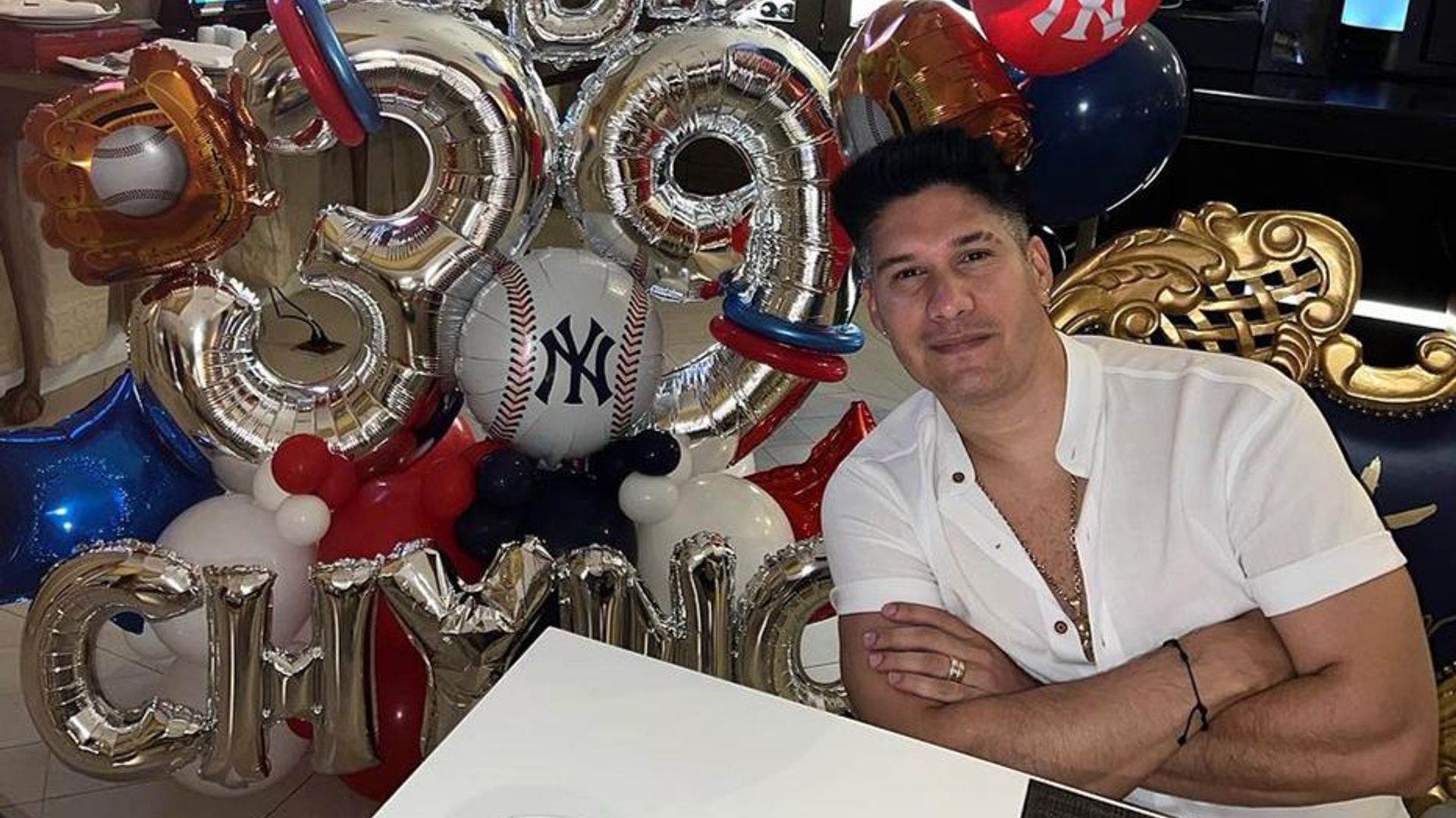 Junto al amor de su vida, Chyno Miranda celebra sus 39 años | ¡HOLA!