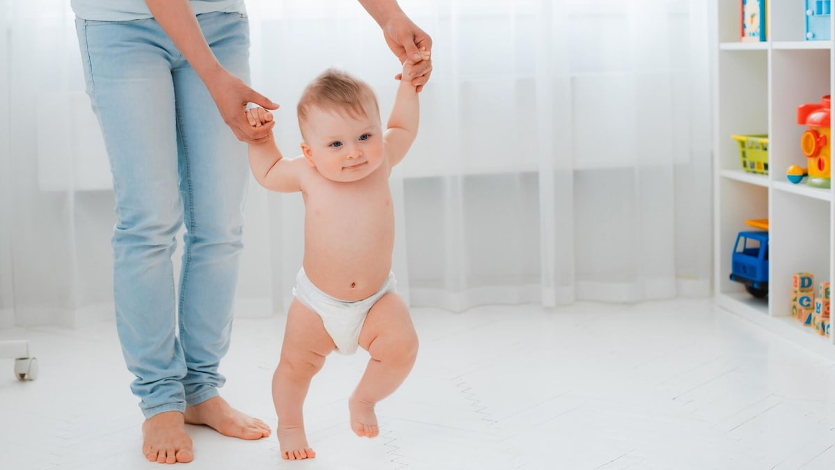 ¿Hay riesgos si el bebé camina con los pies hacia adentro?