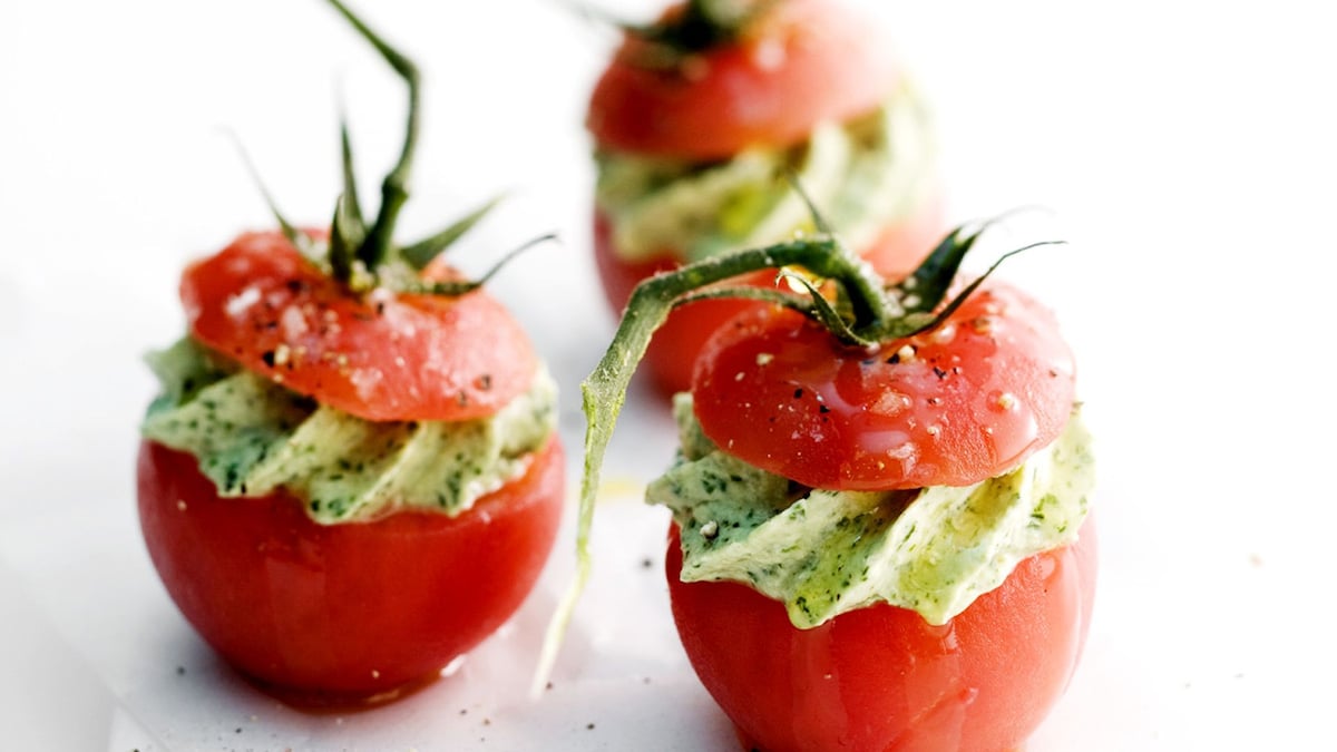 Tomatitos rellenos con crema de albahaca