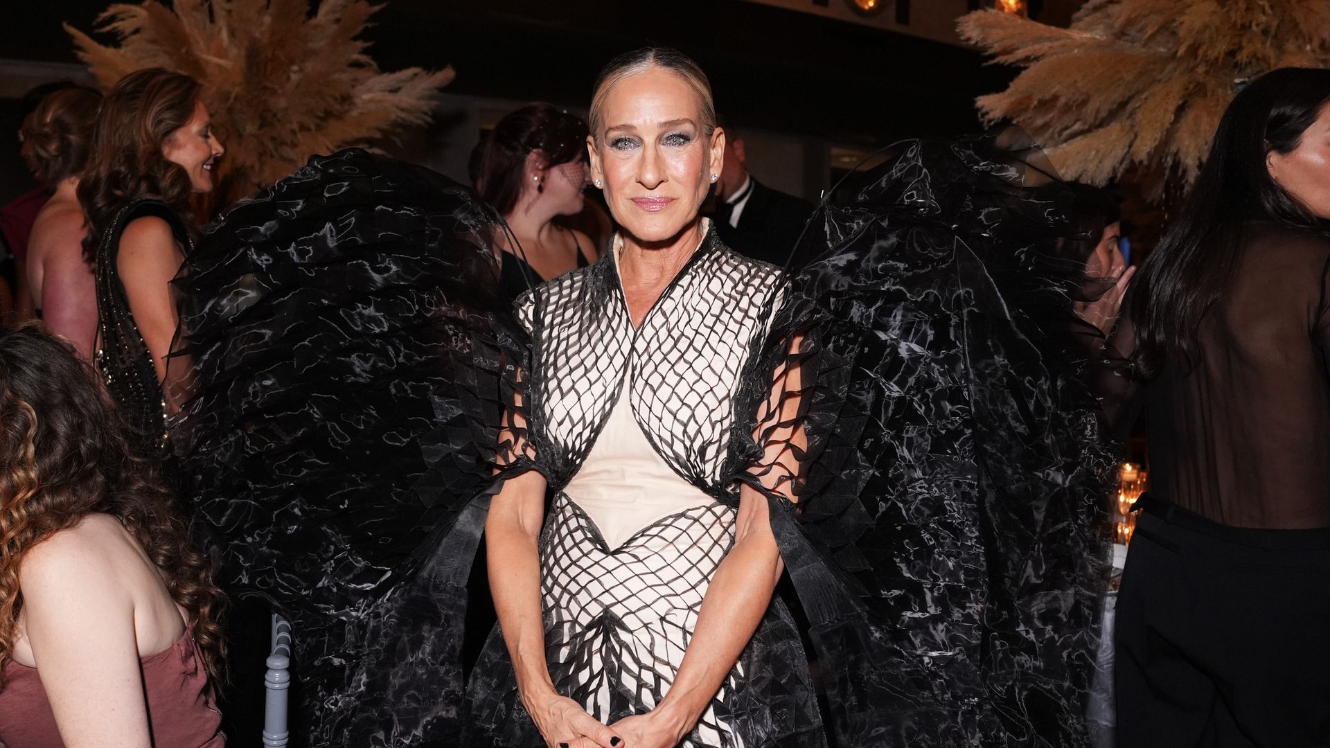 Sarah Jessica Parker deslumbra en un diseño escultural con dramáticas ...