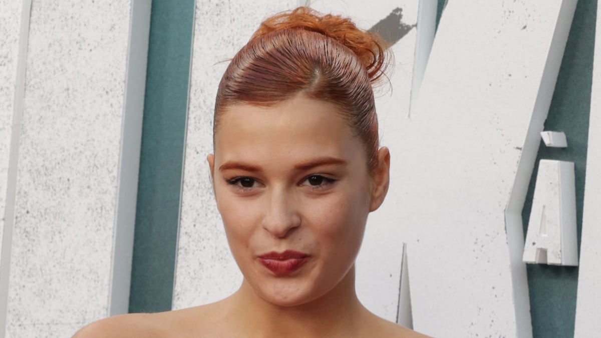 Dora Postigo, hija de Bimba Bosé, revela que trabaja de camarera para pagarse los estudios