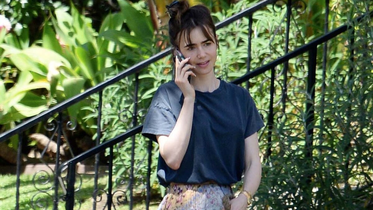 Lily Collins: su look con falda 'midi' inspirado en 'Emily en París'